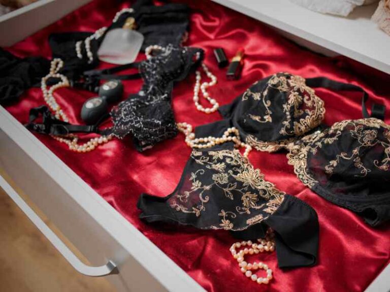 26 BEST MAKEUP TABLE DECOR IDEAS YOU WILL LOVE - Anuri's Journey