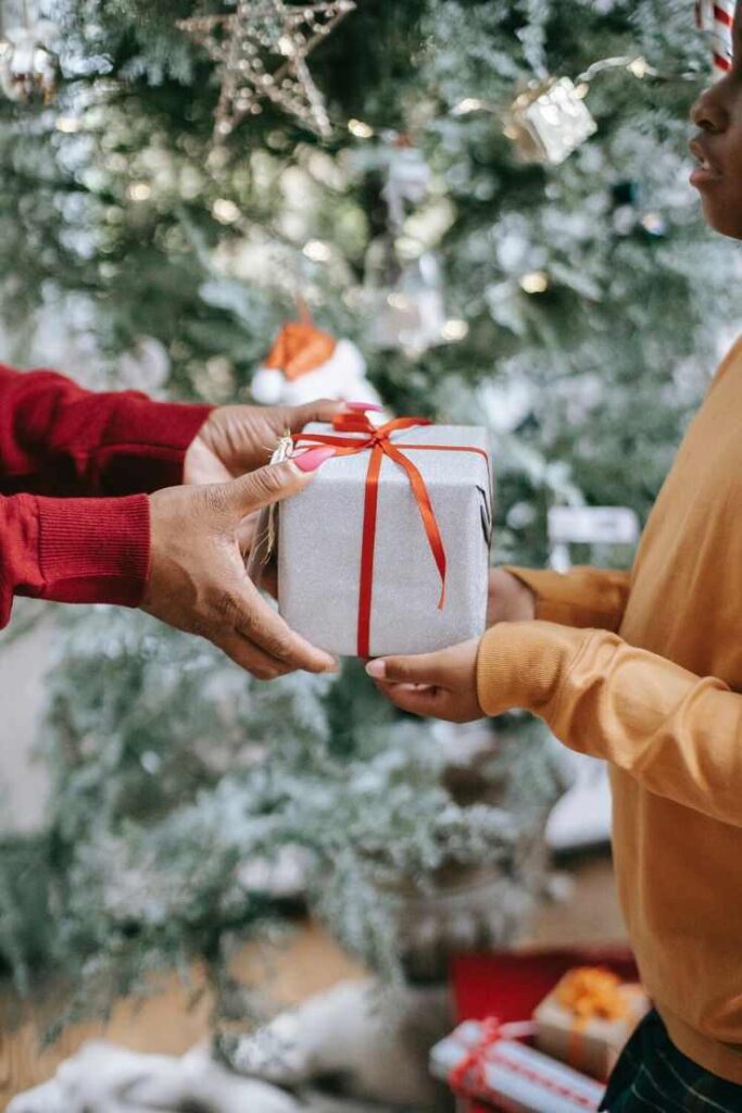 25 WAYS TO THROW THE BEST CHRISTMAS PARTY EVER - Anuri's Journey