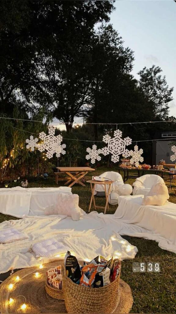 25 WAYS TO THROW THE BEST CHRISTMAS PARTY EVER - Anuri's Journey